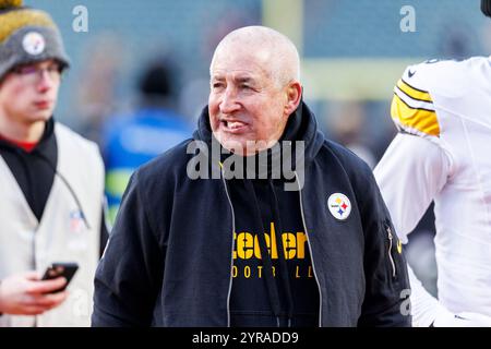 Cincinnati Bengals special teams coach Darrin Simmons reacts during an ...