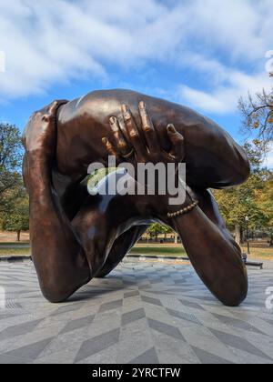 The Embrace Sculpture Martin Luther King and Coretta Scott King in ...