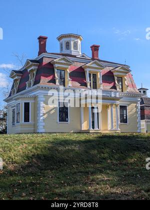 A cape cod style home Stock Photo - Alamy