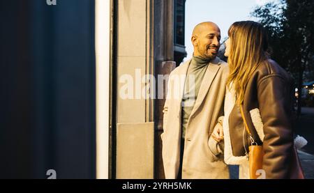 Stylish couple dressed warmly enjoying a winter walk in the city Stock ...