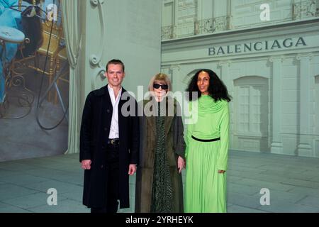 Anna Wintour (centre) with Mark Guiducci and Chioma Nandi at the ...