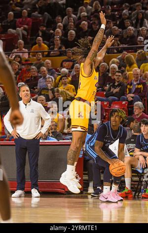 San Diego guard Kjay Bradley Jr. (0) conrols the ball during the second ...