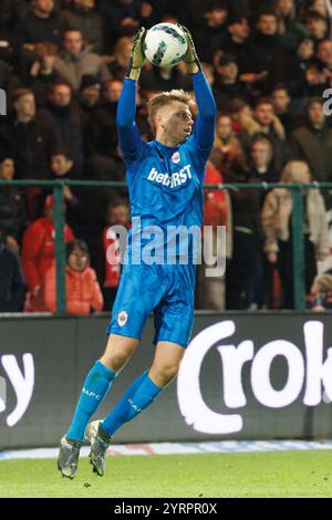 Kortrijk, Belgium. 04th Dec, 2024. Victor Udoh (19) of Antwerp pictured ...