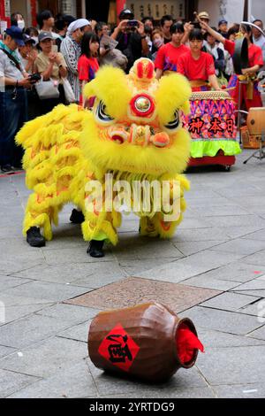Nankinmachi Mid-Autumn Festival Lion Dance, Kobe City, Hyogo Prefecture ...