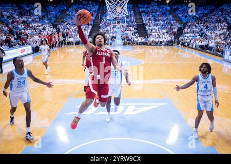 Alabama guard Mark Sears (1) goes to the basket as Auburn forward Johni ...