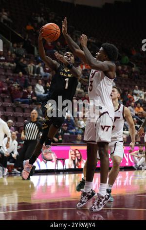 Vanderbilt guard Jason Edwards (1) shoots the ball past an Auburn ...