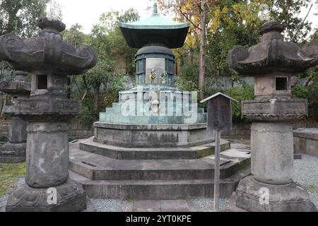 Tokugawa shogunate graveyard at Zojoji Temple in Minato, Tokyo, Japan ...