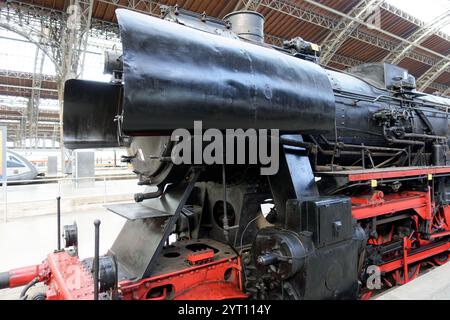 Detailed look at the technology of a historic steam locomotive, drive ...