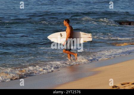 Dec 1 2024. Gas Chambers, HI. San Diego surfer Tosh Tudor rides a wave ...