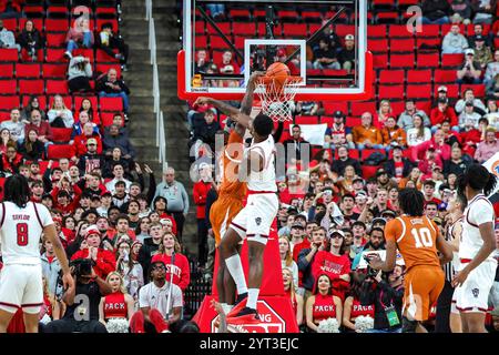 Texas forward Arthur Kaluma (6) drives to the basket against Arkansas ...