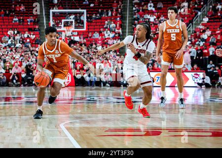 Texas guard Julian Larry (1) drives against Arkansas forward Billy ...