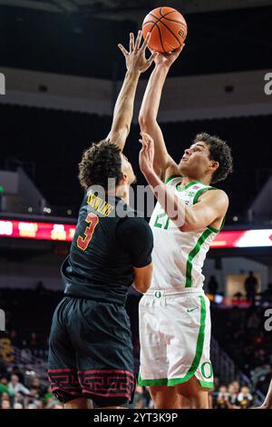 Oregon forward Brandon Angel (21) drives on Michigan State forward ...