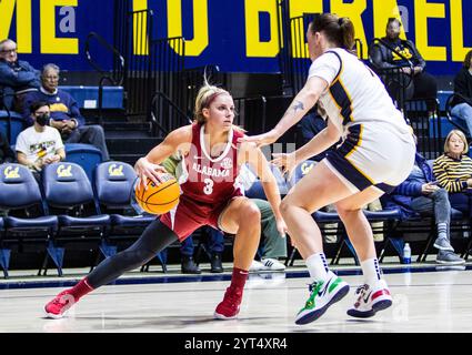 Alabama guard Sarah Ashlee Barker (3) brings the ball up court during ...