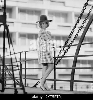 Vera Schneidenbach, deutsche Schlagersängerin, bei Werbeaufnahmen für den Schlagerwettbewerb ...