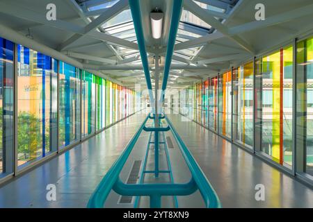 Skywalk (+15) connecting the Calgary Municipal Building and the Arts ...