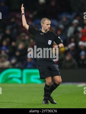 Referee Andrew Kitchen during the Sky Bet Championship match at Turf ...