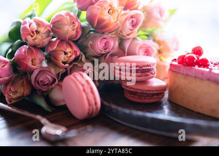 bouquet of beautiful roses on a wooden table Stock Photo - Alamy