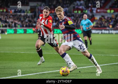 Lewis Hall of Newcastle United breaks with the ball during the Premier ...