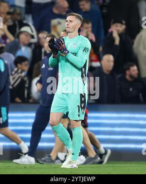 Dean Henderson of Crystal Palace applauds the fans after the final ...