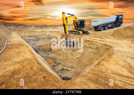 Bagger beim Aushub für einen Neubau Ein Bagger arbeitet an dem Aushub ...