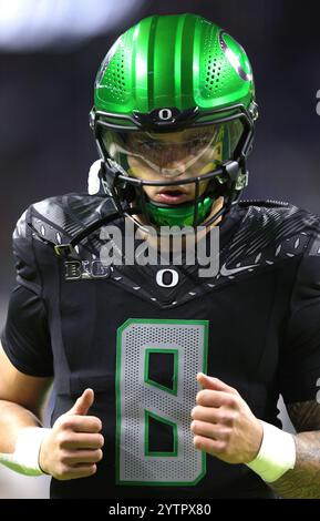 Oregon quarterback Dillon Gabriel warms up at the NFL football scouting ...