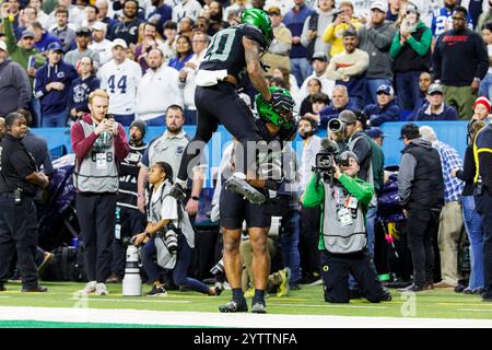 Oregon tight end Kenyon Sadiq (18), left, and offensive lineman Isaiah ...
