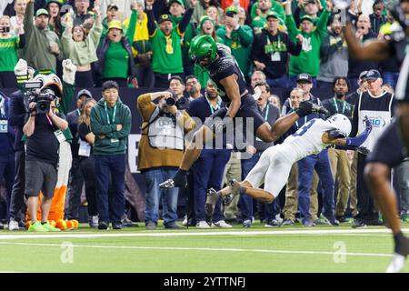 Oregon tight end Kenyon Sadiq (18) carries a ball after a catch against ...