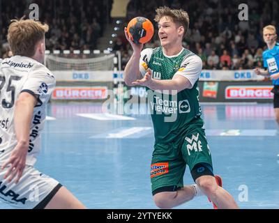 Oskar Neudeck (Frisch Auf Goeppingen, #02) wird in der Luft von Petter ...