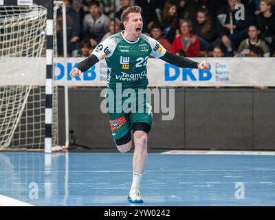 Erik Persson (Frisch Auf Goeppingen, #22) in the duel with Linus Schmid ...