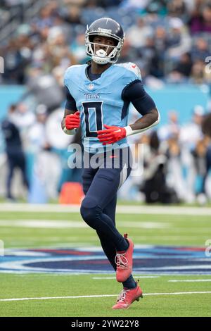 Tennessee Titans wide receiver Calvin Ridley (0) makes a catch past ...