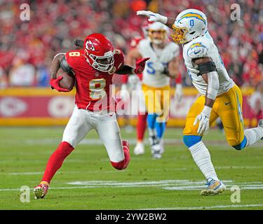 Los Angeles Chargers linebacker Daiyan Henley (0) takes his stance ...