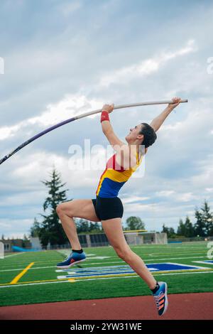 Female track and field athlete throwing discus Stock Photo - Alamy