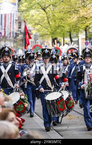 Parade of historically costumed guildsmen, Sechselaeuten or ...