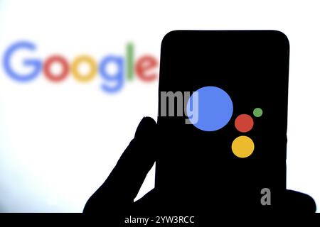 Google assistant app logo on the Phone Stock Photo - Alamy