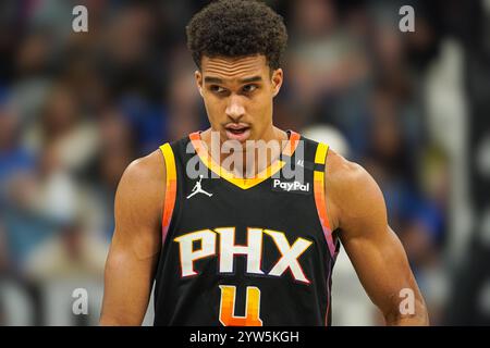 Phoenix Suns center Oso Ighodaro (4) against the San Antonio Spurs ...