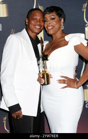 Niecy Nash, right, and Jessica Betts kiss as they arrive at the ...