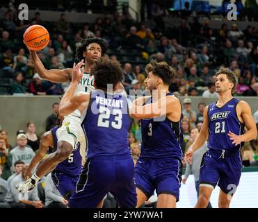 Baylor guard Robert Wright III reacts after a teammate scores in an ...