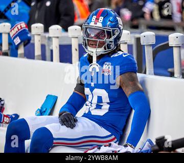 New York Giants' Bryce Ford-Wheaton, right, scores in front of Art ...