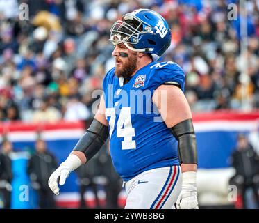 New York Giants guard Greg Van Roten (74) warms up before an NFL ...