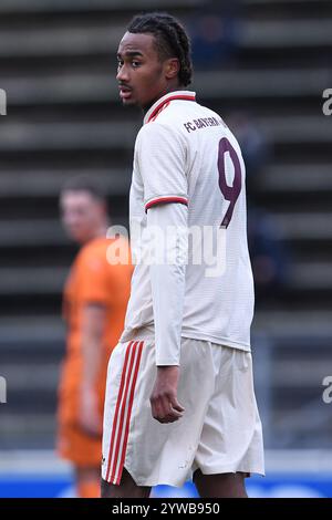 Jonah KUSI-ASARE (FC Bayern Munich) artistically on the ball, action, individual action, single ...