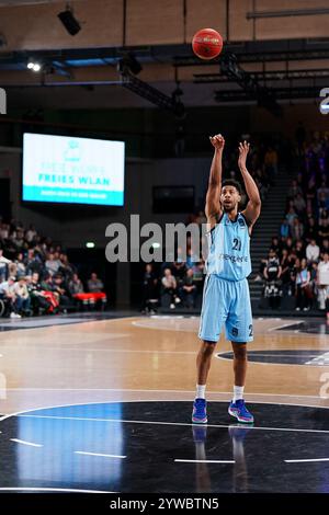 Jordan Barnett (Veolia Towers Hamburg, #21) beim Wurf gegen Aamir Simms ...