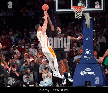 Tennessee forward Igor Milicic Jr. (7) shoots during the first half of ...