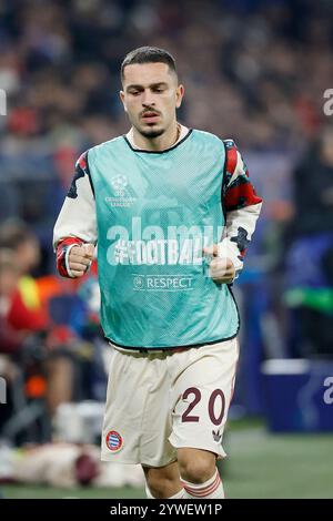 Arijon Ibrahimovic (FC Bayern Muenchen, #20) auf dem Weg zu den Fans ...