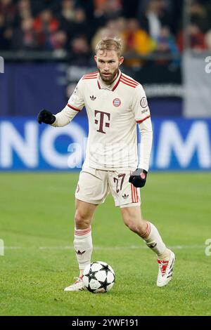 Konrad Laimer (FC Bayern Muenchen, #27) beim Aufwaermen / Portrait ...