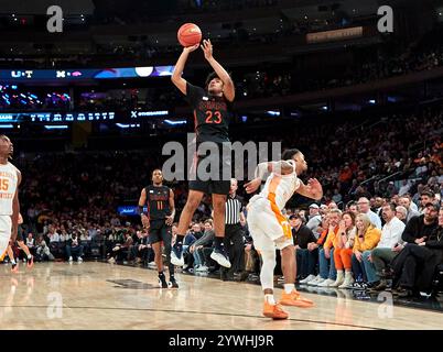 Tennessee guard Chaz Lanier (2) shoots a three point basket against ...
