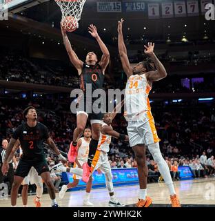 Tennessee forward Felix Okpara (34) dunks against Mississippi forward ...