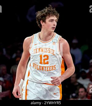 Tennessee forward Cade Phillips (12) dunks the ball during the first ...