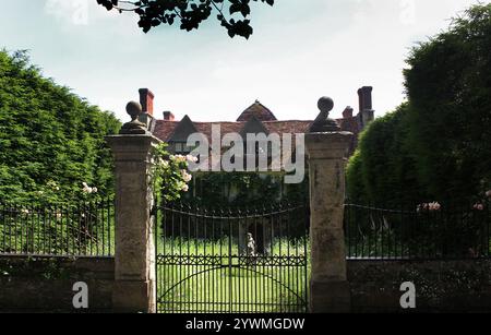 Grade 11 listed Garsington Manor's courtyard Oxfordshire Stock Photo ...