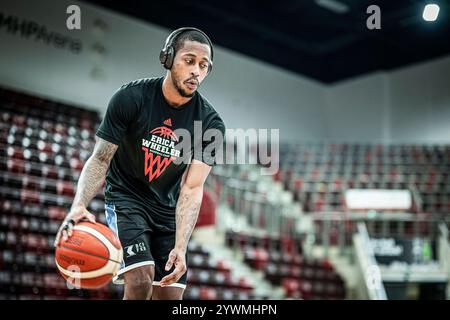 Eric Nottage (Fribourg Olympic Basket, #02) am Ball und vor Justin ...