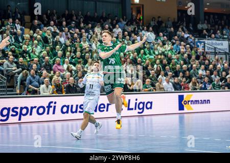 Lukas Binder (11, SC DHfK Leipzig) fliegt zum Torwurf. Handball, DAIKIN ...
